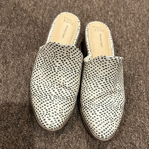 Time and Tru | Shoes | Euc Womens Time Tru Memory Foam 85 Clogs Mules ...